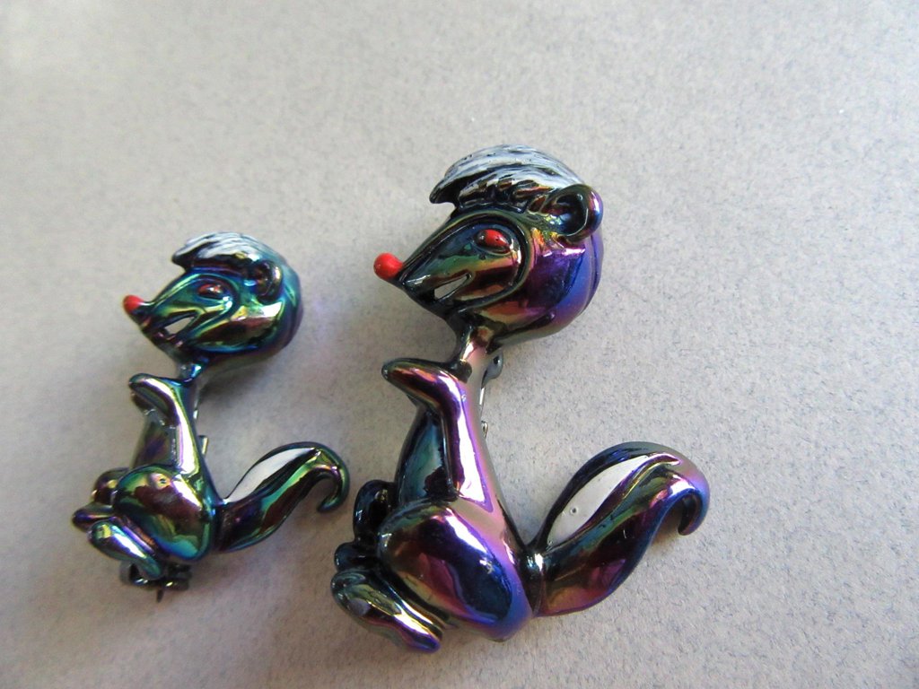 Anthropomorphic Skunk Pin Set 1Vintage Jewelry